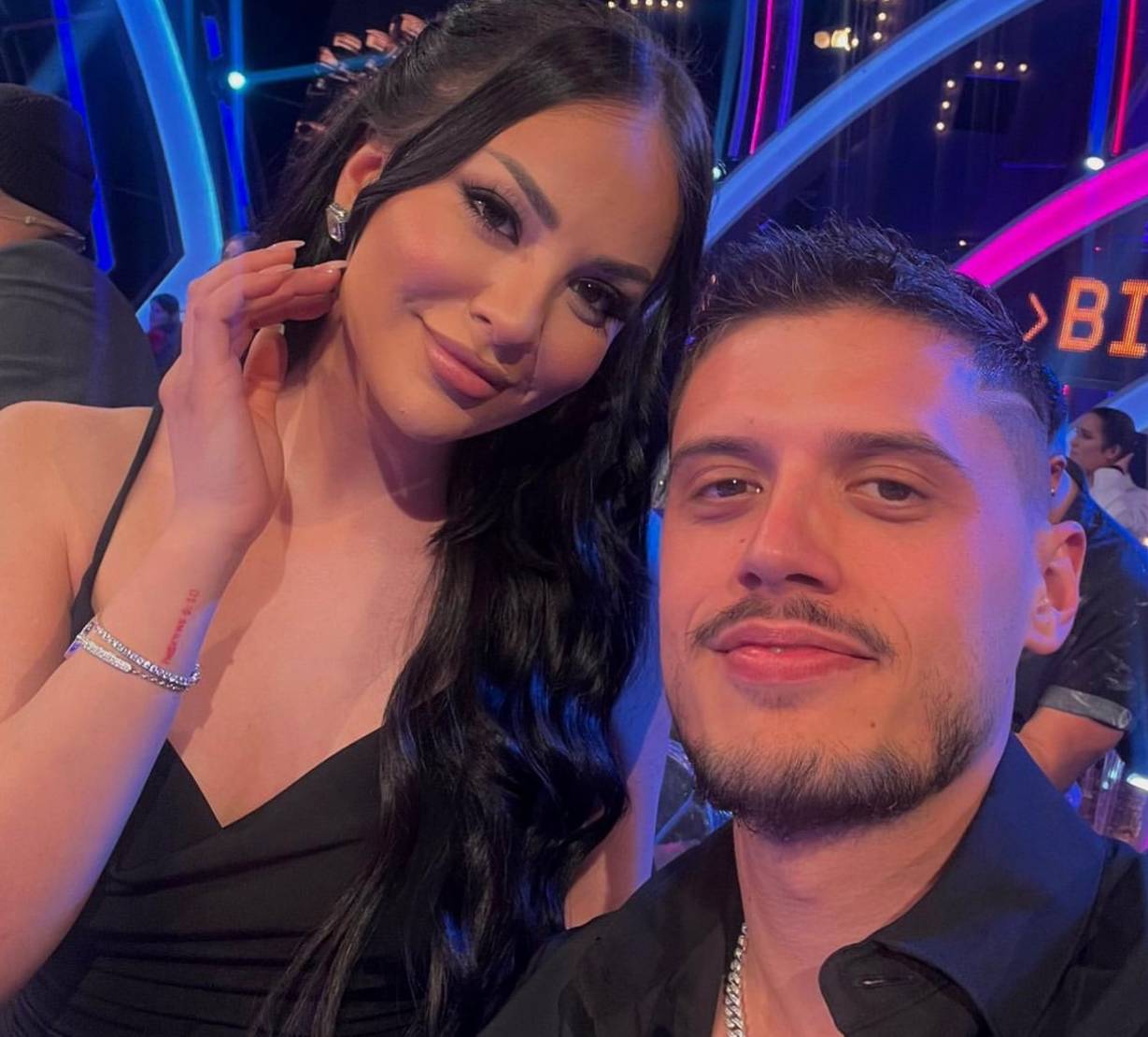 Sara publikon foto me Bardhin,reagon kunata! - KRYEFJALA