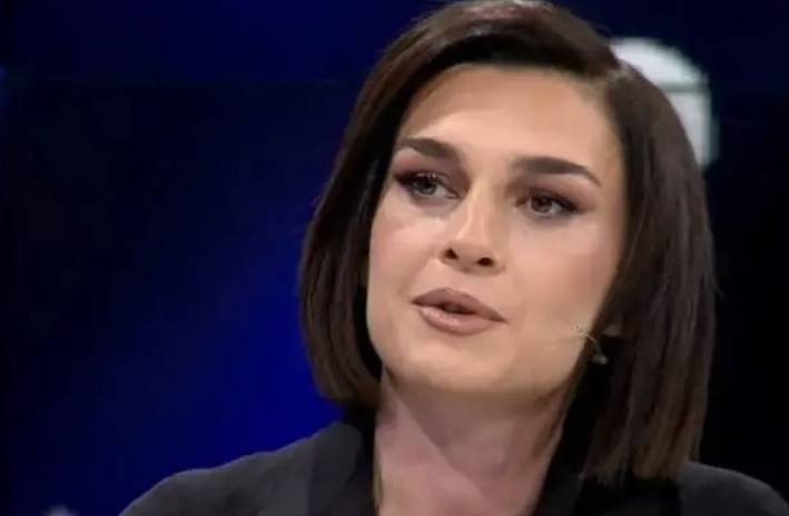 Shkak titujt, Elsa Lila largohet nga emisioni i Flori Gjinit - KRYEFJALA